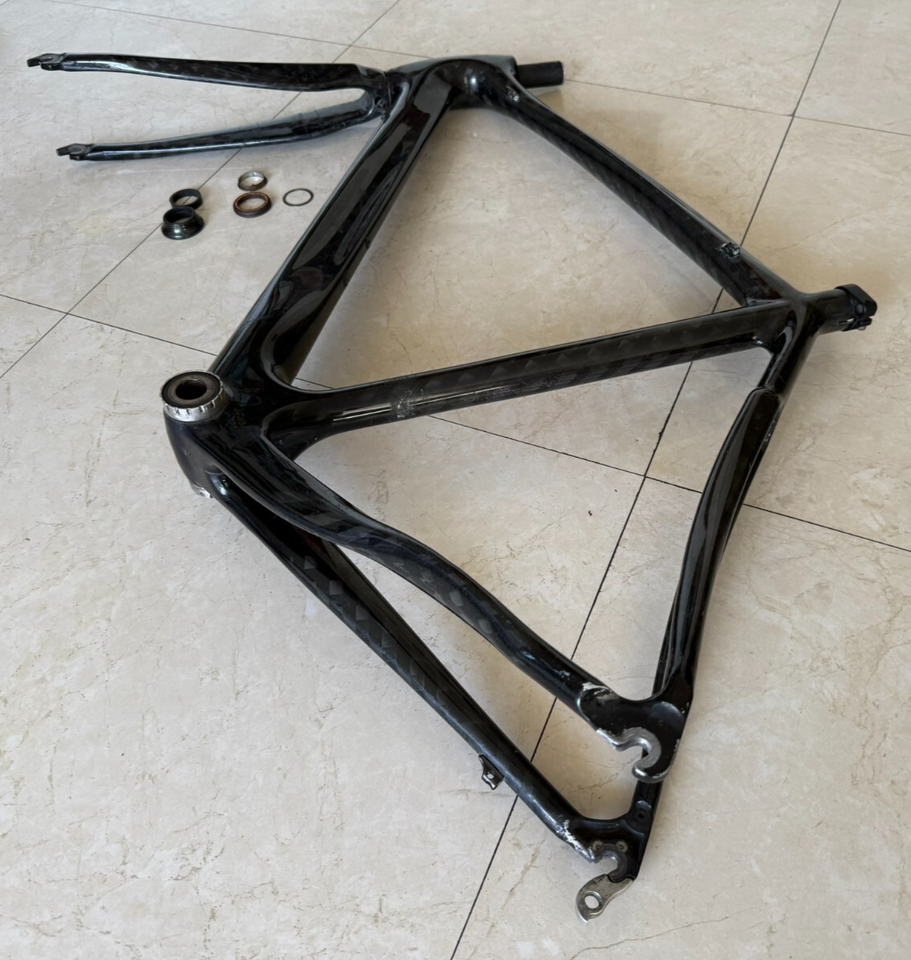 Carbon Fiber Road bike frame 56cm aero dynamic with fork, inclues ...