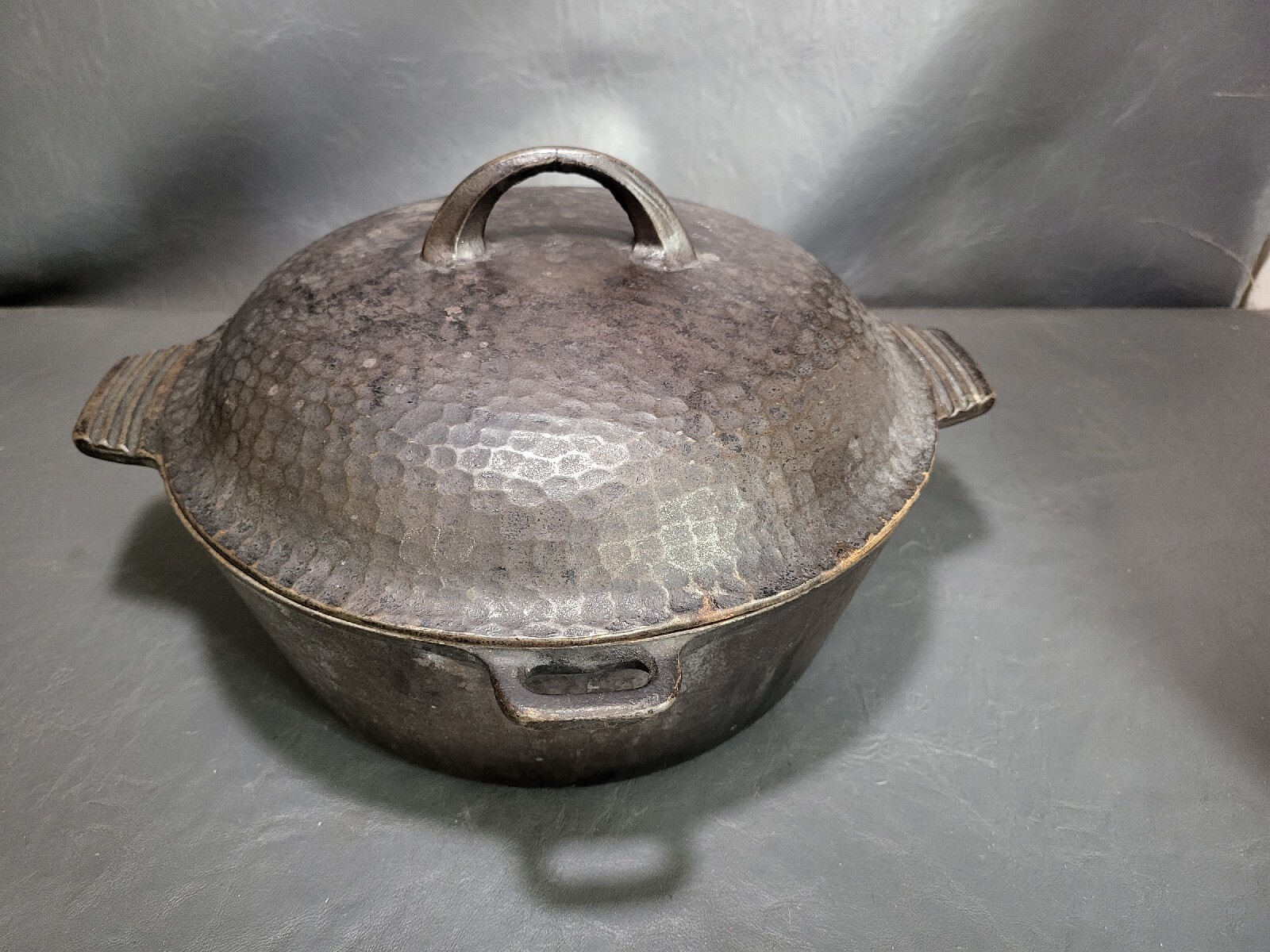 Chicago Hardware Foundry #8 Hammered Cast Iron Dutch Oven | eBay