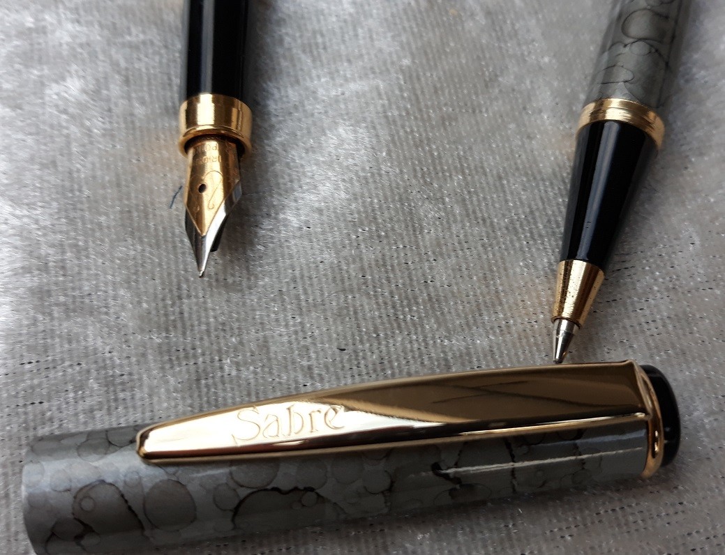 Ausschuss ergänzen neben füller marke Entität Sie ist Geist