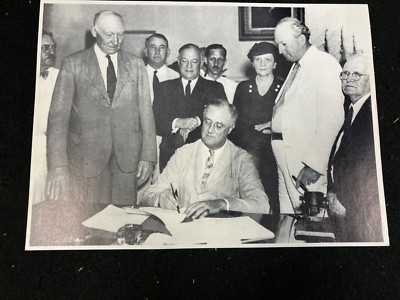 1935 PRESIDENT FRANKLIN D. ROOSEVELT SIGNING SOCIAL SECURITY ACT 7X10 B ...