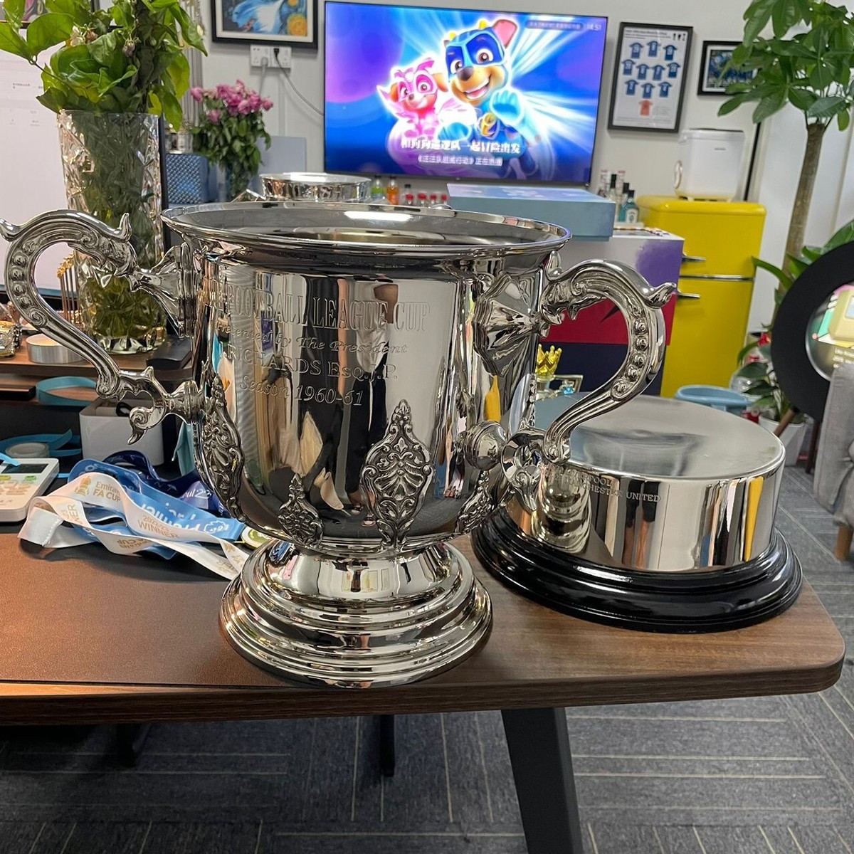 Efl Cup Trophy Emoi