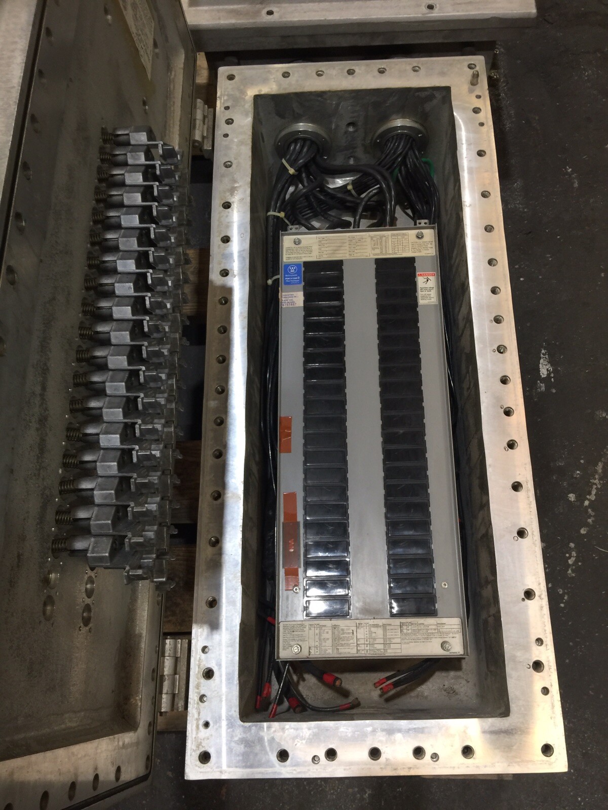 HOUSTON STOCK CROUSE HINDS D2LC336-36115 EXPLOSION PROOF PANELBOARD ...