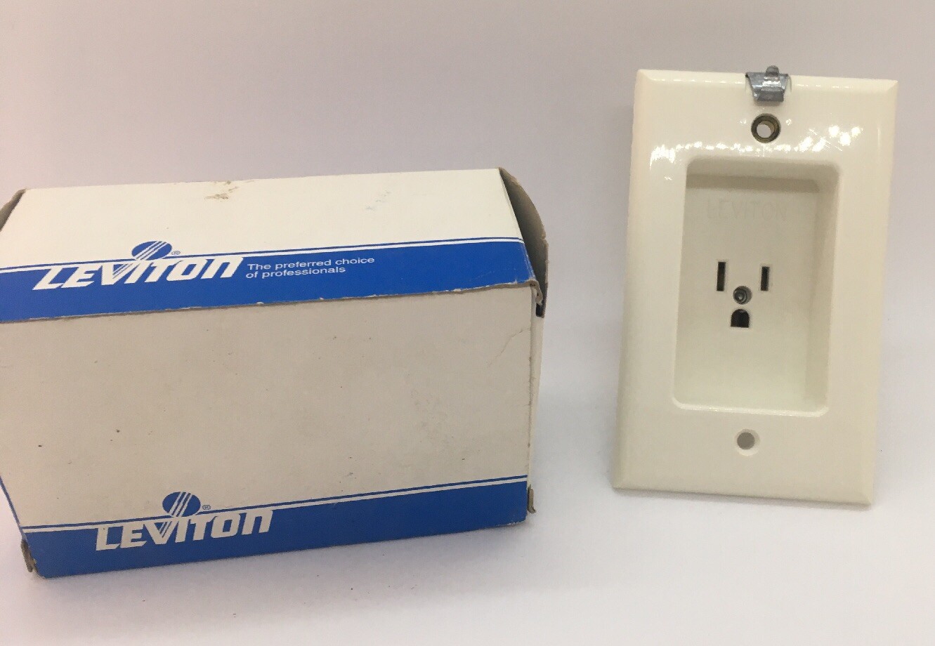 Leviton White Clock Hanger Recessed Outlet Receptacle 688-W 2 Pole 3 ...