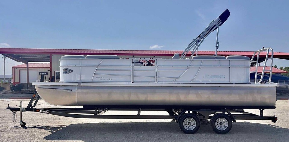 2025 Landau Island Breeze 23 sport rear Tritoon powered by a Suzuki ...