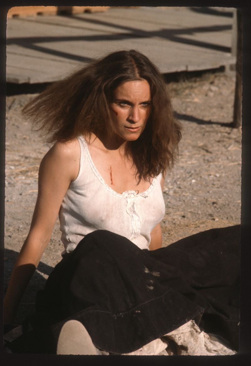 Amanda Plummer Krijgt Een Hint Amanda Plummer Joins Catching Fire TV