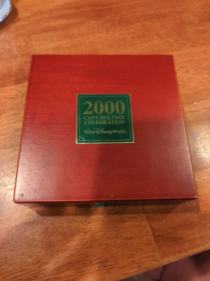 Walt Disney World 2000 Cast Holiday Celebration 5 Pin Boxed Set Cast ...
