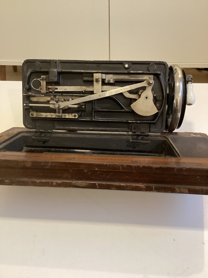 ANTIQUE DIETRICH VESTA 1920s HAND CRANK SEWING MACHINE. GERMANY S/N ...