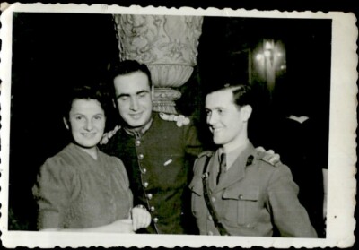 IMR02022 romania bucuresti men decorated military uniforms social ...