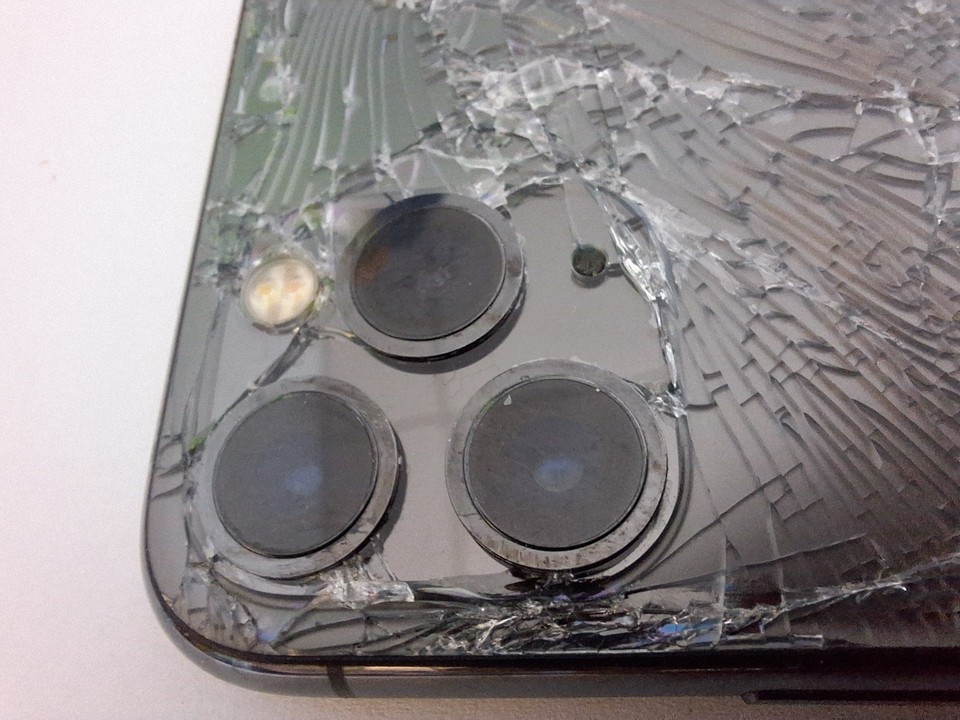 Apple iPhone 11 Pro Max - 256GB - Silver UNLOCKED A2218 - Smashed back ...