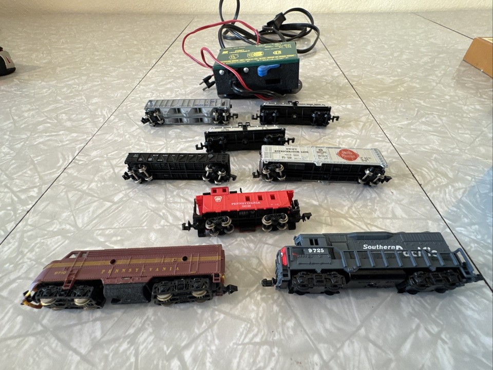 Lot Of N Scale Train Locomotive Rolling Stock Caboose Oil Tanker ...