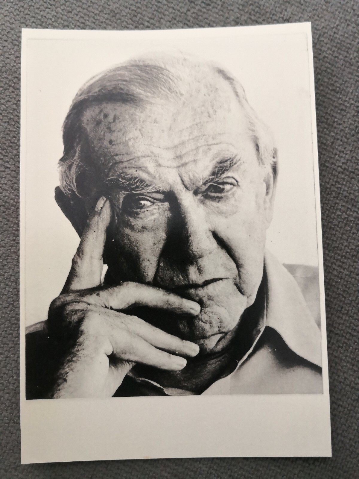 Graham Greene Autograph Autogramm signiert Foto a. Rückseite (14,4 cm x ...