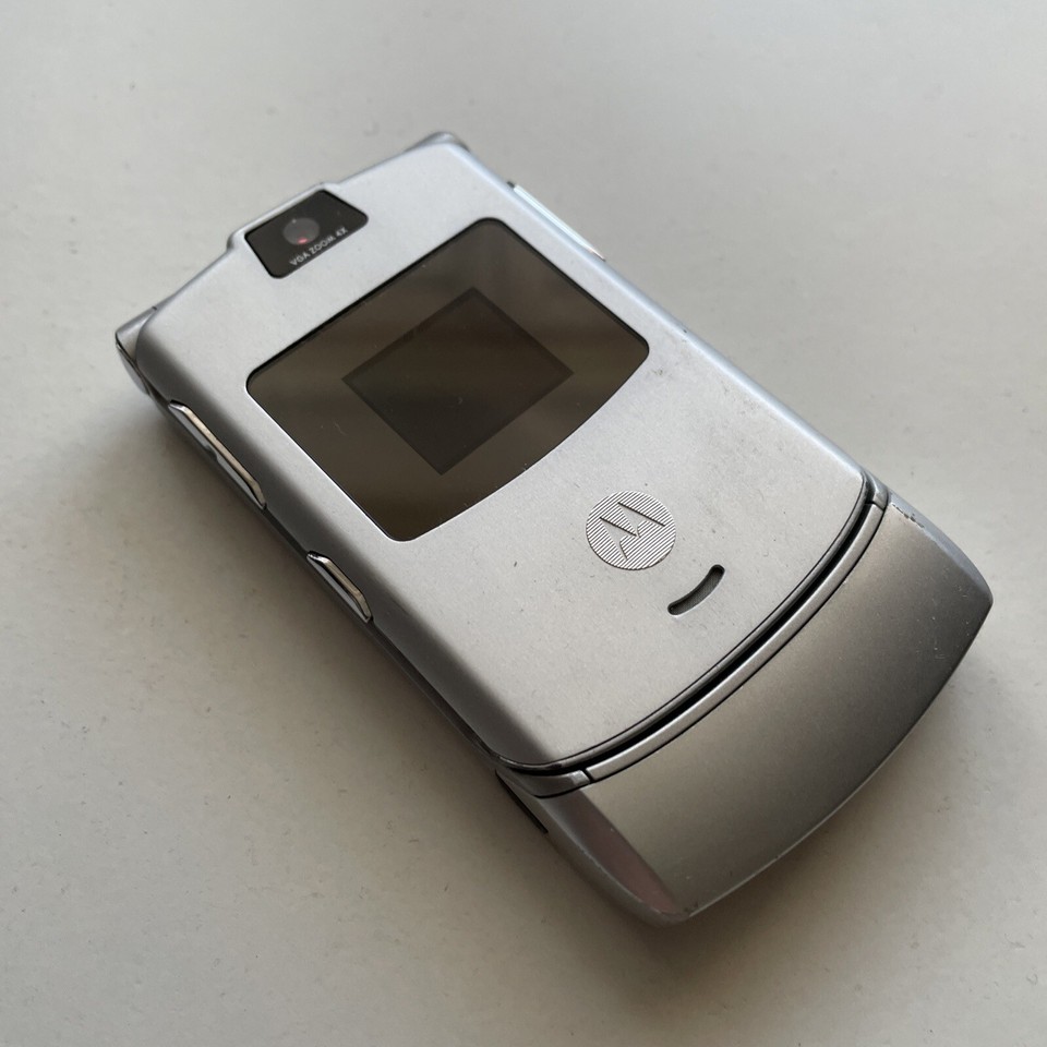 MOTOROLA Silver RAZR V3 Ultra Slim Flip Mobile Phone. BOXED (2004 ...