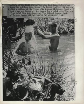 1962 Press Photo Pfcs. John Ford, Gilbert Rogers bathe in creek at Fort ...