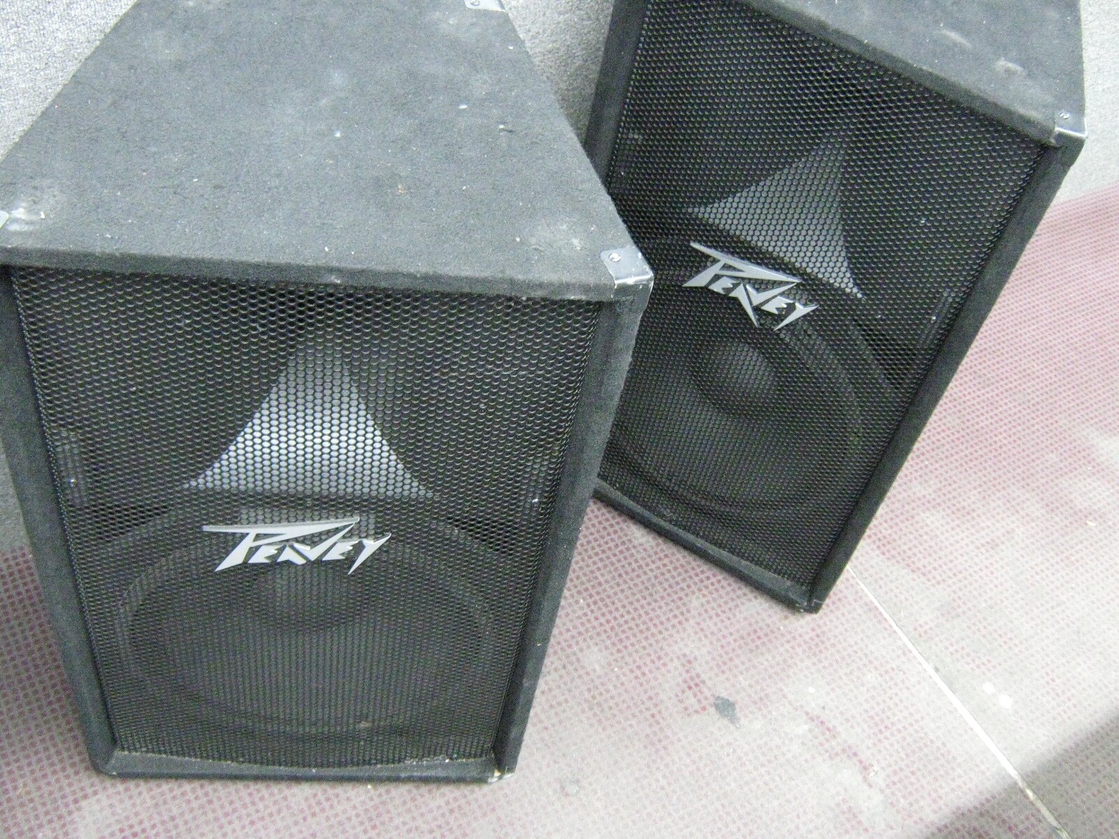 lot of 2 Peavey PV® 115 2-Way Speaker (400 Watts program/800 Watts peak ...