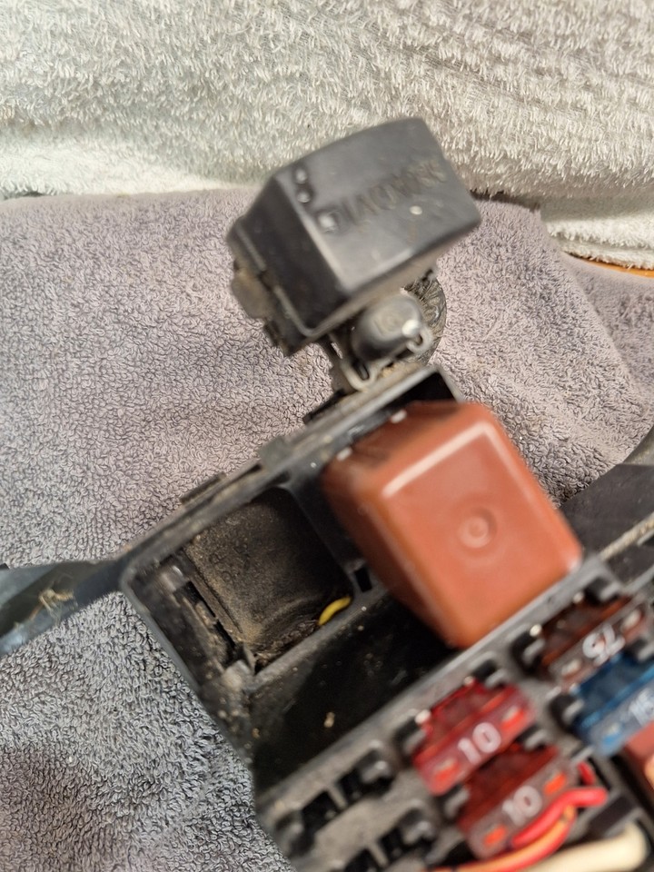 1984-1988 Toyota Pickup 4Runner Under Hood Fuse Box W/ Cover & Decal ...