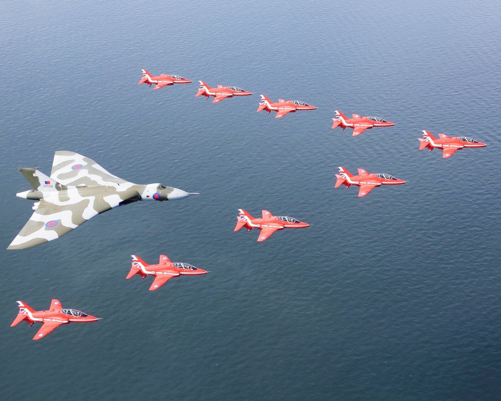 RED ARROWS & VULCAN BOMBER RAF ROYAL AIR FORCE METAL PLAQUE TIN WALL ...