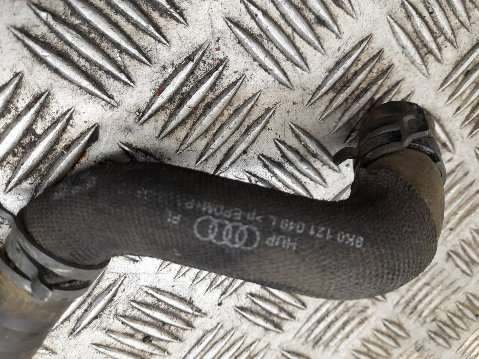 Audi A4 B8 2,0 TDI Tuyau D'Eau Tuyau De Refroidissement 8K0121049 | eBay