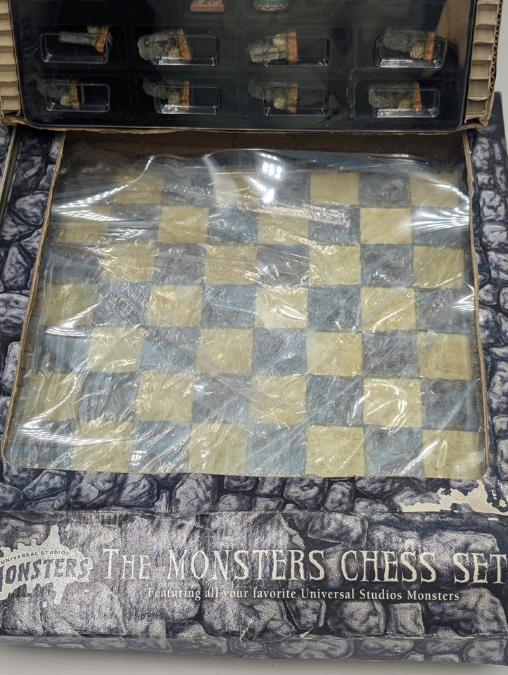 NEW UNIVERSAL STUDIOS MONSTERS CHESS SET -SPENCERS NEVER USED / Damaged ...