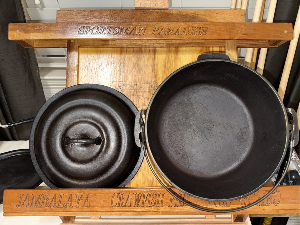 Ozark Crescent Foundry #8 Cast Iron Dutch Oven with Bee Hive Lid | eBay