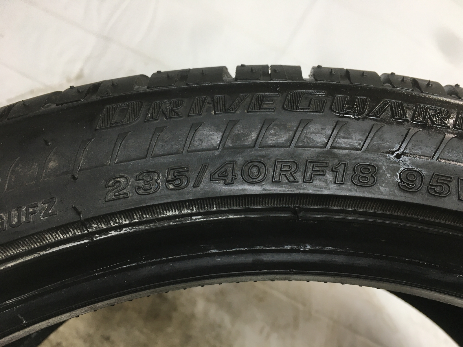 [1] Bridgestone DriveGuard RFT Run Flat P235/40RF18 235 40 18 Tire 9.25 ...