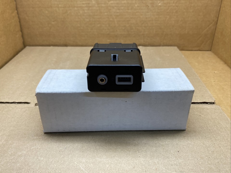 2017 - 2020 CHRYSLER PACIFICA USB AUX HUB MEDIA CHARGING PORT ...