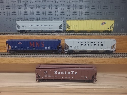 Athearn + Assorted HO Scale Covered Hoppers. Set Of 5. Santa Fe, CNW ...