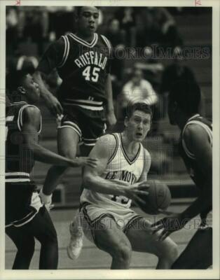 1989 Press Photo LeMoyne basketball player Bob Piddock is surrounded by ...