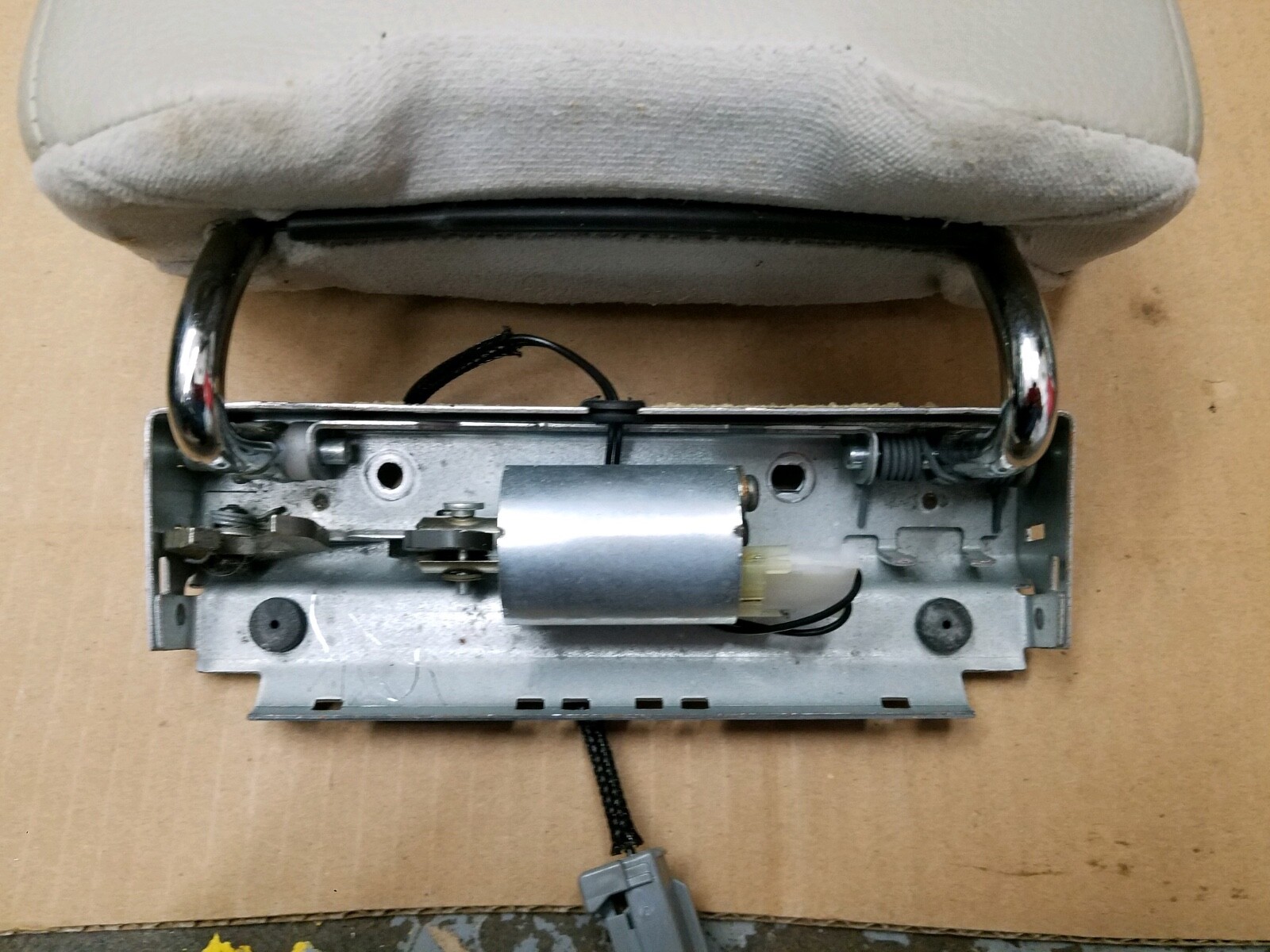 Volvo OEM 2001-2004 S60 Sedan Rear Light Gray Leather Seat Headrest ...