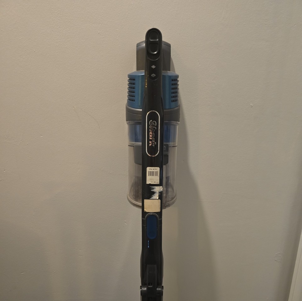 Shark IZ201UKT Cordless Stick Vacuum Cleaner DuoClean Pet Hair Removal ...