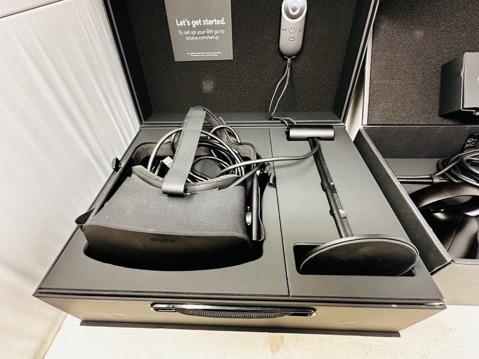 Meta Oculus Rift CV1 VR Virtual Reality Headset System w/ Controllers ...