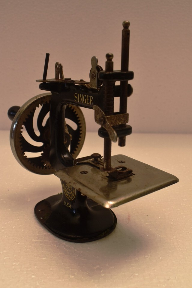 Antique Singer Toy Sewing Machine with Oiler Cast Iron Hand Crank USA ...