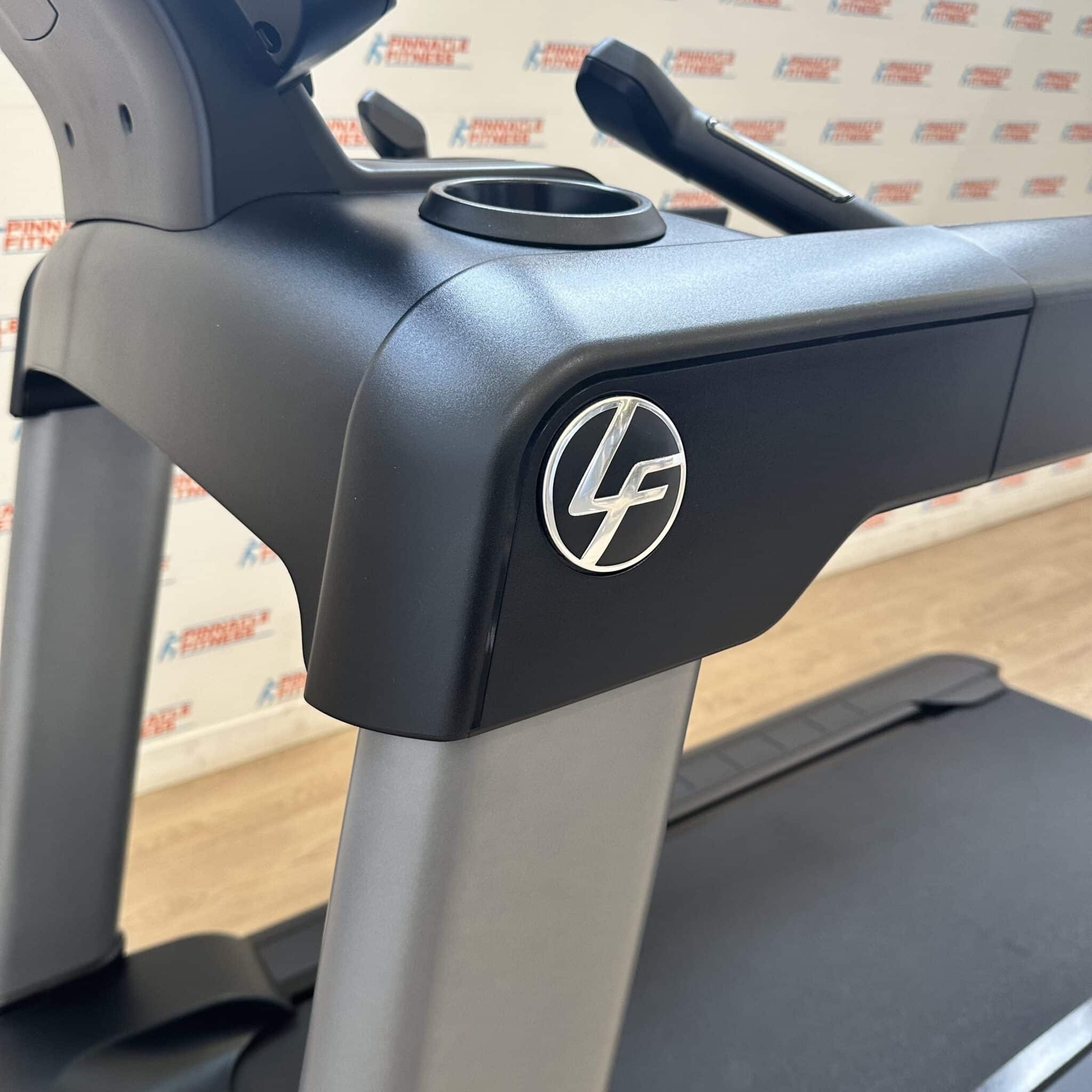 Life Fitness Integrity Series Deluxe Treadmill with Discover SE3HD ...