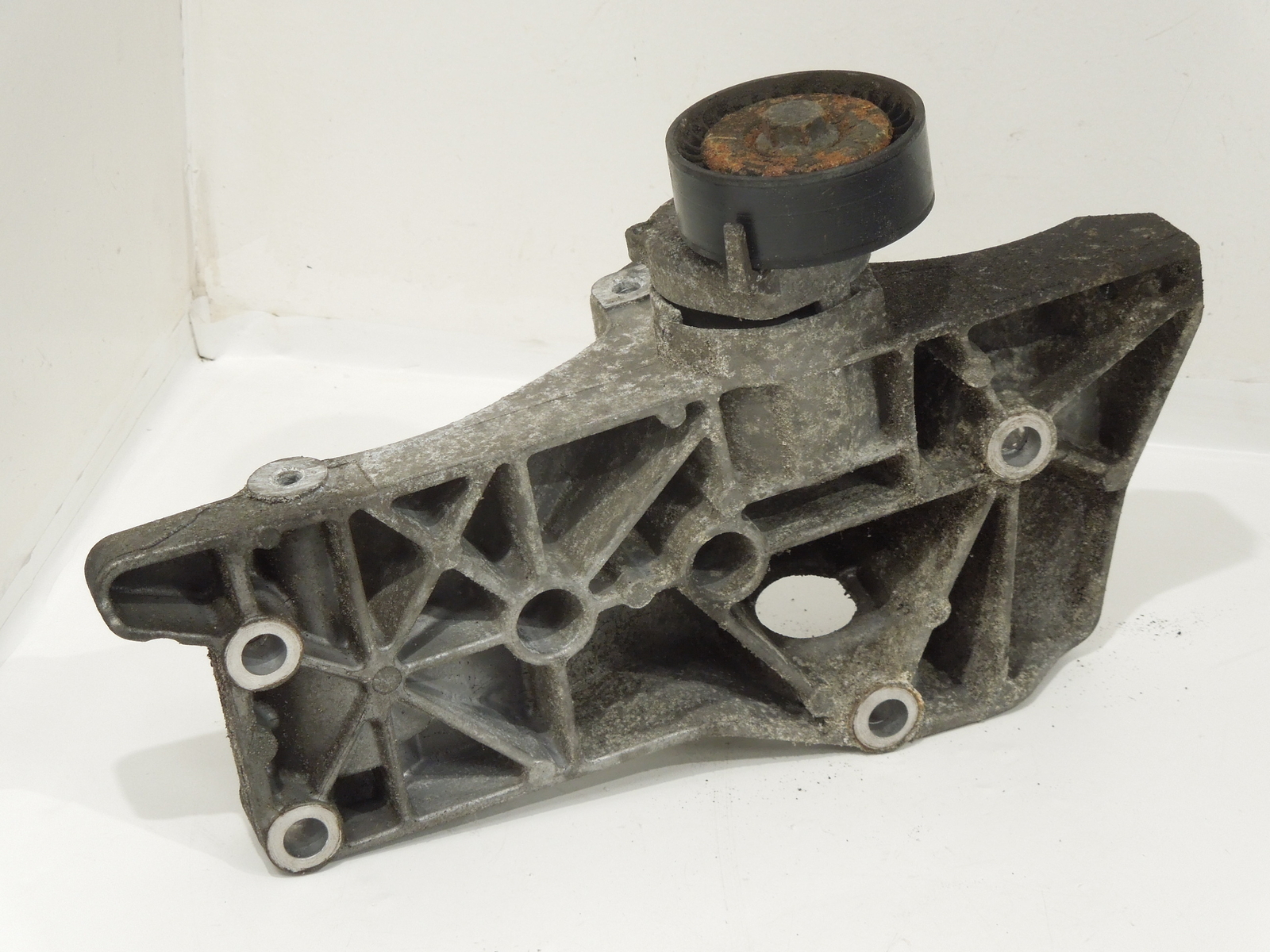 VW Polo 9N Mk4 1.6 Petrol Alternator Mounting Bracket and Aux Belt ...