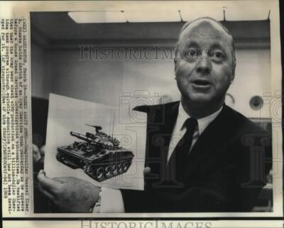 1969 Press Photo Elmer B. Staats holds sketch of an Army Sheridan tank ...