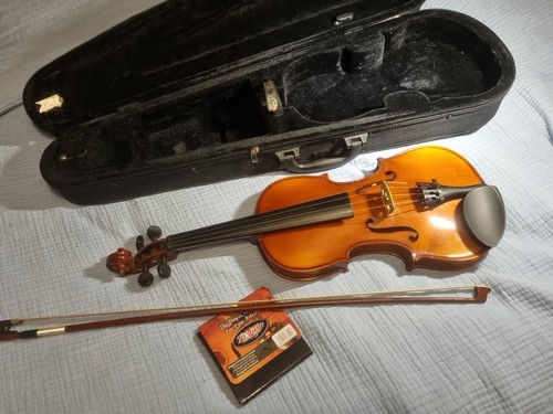 Chantry 2471 Full Size Violin - Hardly Used With Bow, Stribgs Case ...