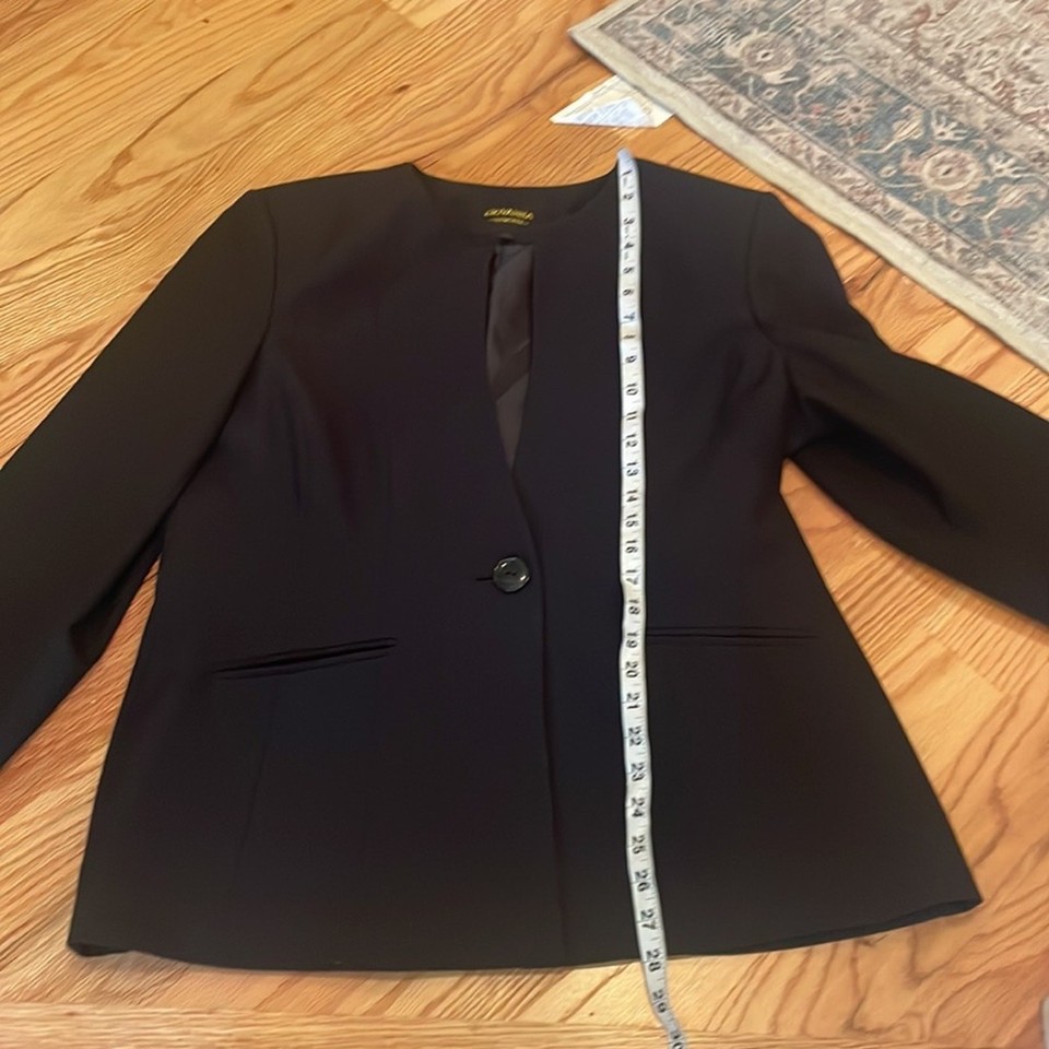 Giovanna Signature blazer with one button closure with pockets size 16 ...