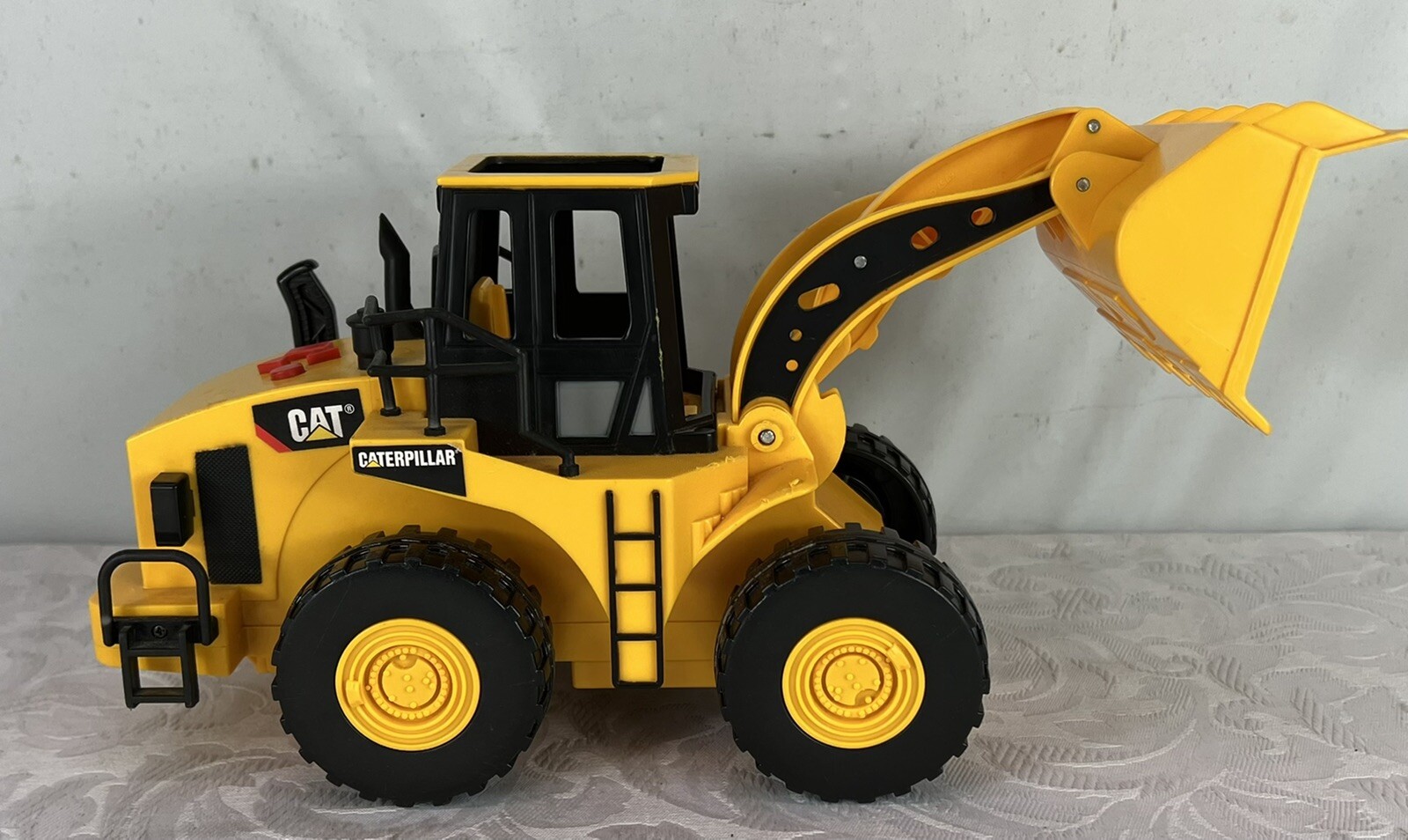 Toy State Caterpillar Battery Operated Excavator - 30cm x 13.5cm x 15cm ...