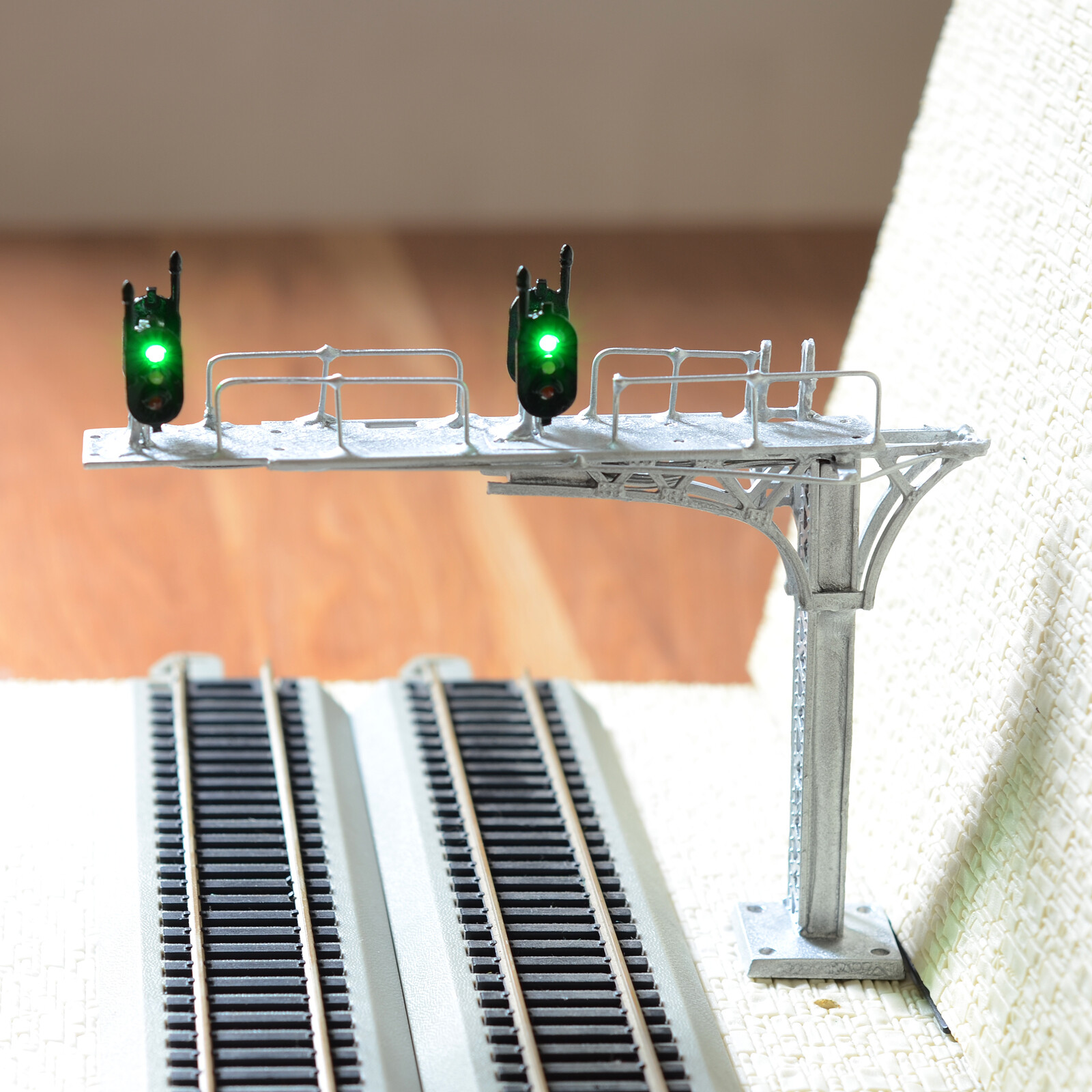 1 x HO / OO silver cantilever block signal bridge tower LED 2 Track 2 ...