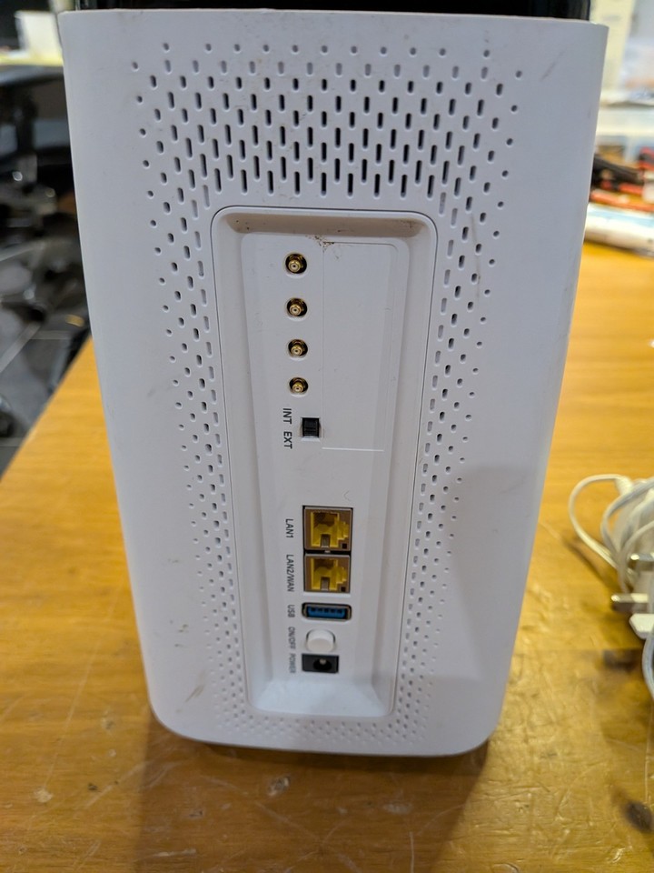 EE 5GEE 5G WiFi Smart Hub Mobile Broadband Router 2.4GHz 5GHz Wi-Fi 6 ...