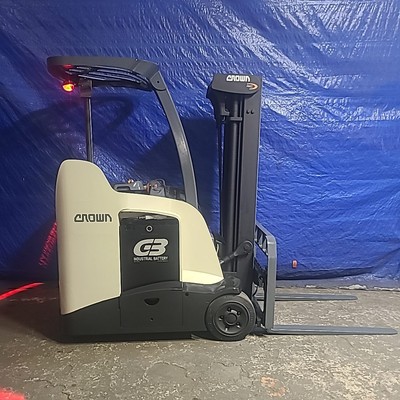 2014 Crown Electric Stand-Up Forklift RC5530-30 With New Battery | eBay