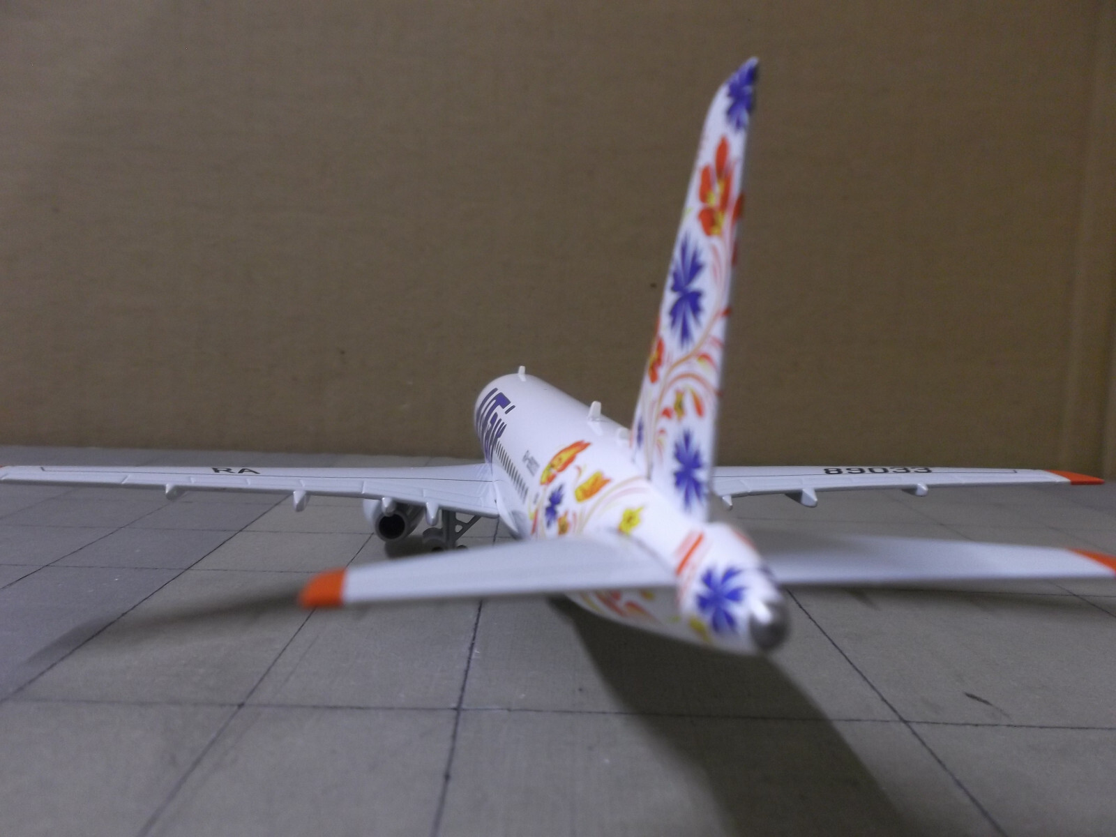Sukhoi Superjet 100 RA-89033 UT Air 1:200 scale model from Herpa | eBay UK