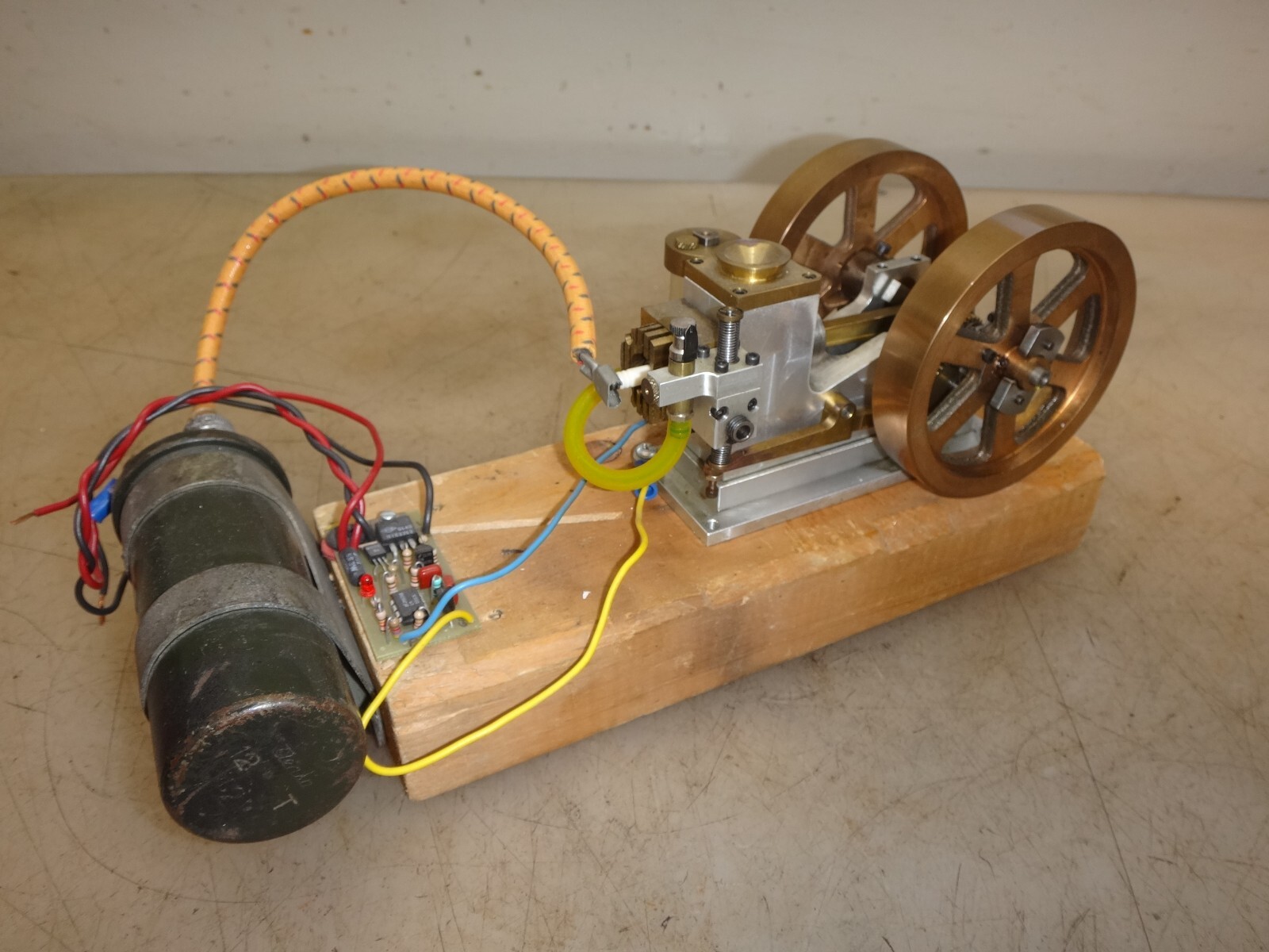 LITTLE ANGEL MODEL HIT & MISS GAS ENGINE Designed by Bob Shores Very ...