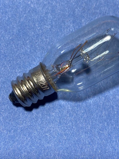2 Sewing Machine Light Bulb’s for Older Models That Use Screw In Type 7 ...