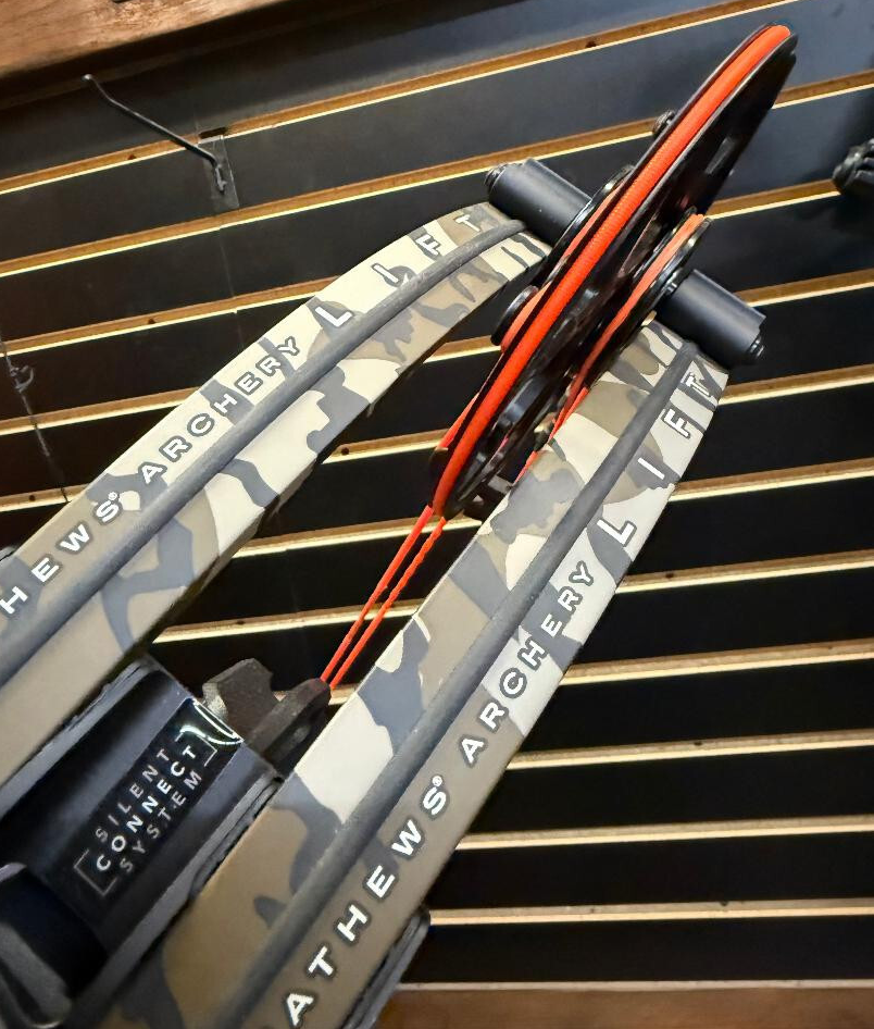 PERFECT Mathews Lift 29.5 Bow RH 28" 70lbs Black W/ BOTTOMLAND & GAS ...