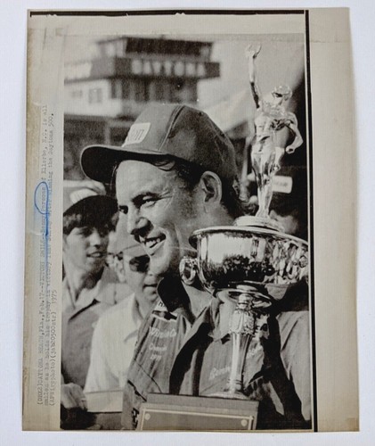 1975 Benny Parsons NASCAR Daytona 500 Winner Trophy VTG Press Photo ...