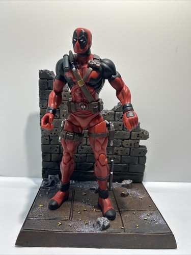 Marvel Diamond Select DEADPOOL - Missing Accessories, Includes Base ...