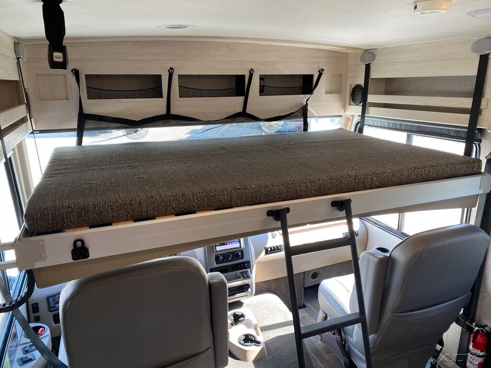 22 Winnebago Adventurer 35F Class A RV Gas Motorhome Camper Coach Cab ...