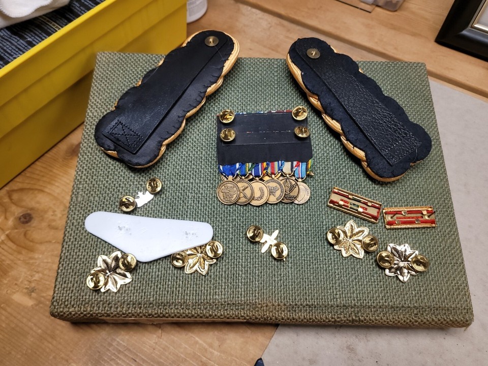 Army Major /Helicopter Pilot Medal & Insignia Grouping Rare Insignia ...