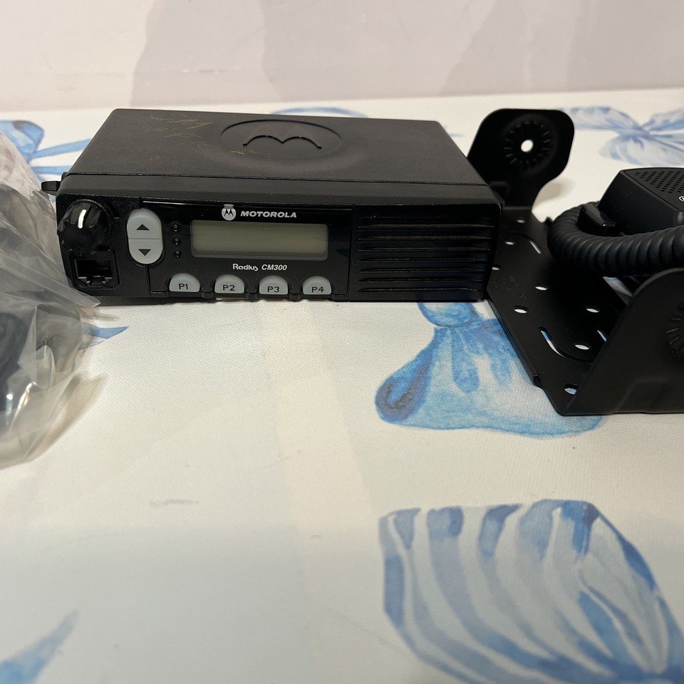 Motorola Radius CM300 146-174 MHz 45W VHF Two Way Radio W Mic ...
