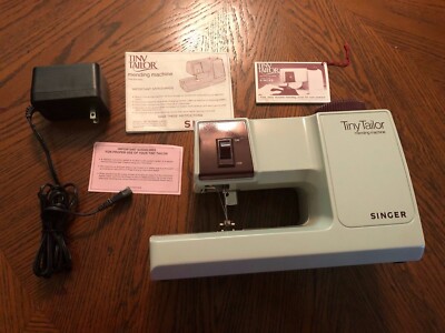 Vintage SINGER TINY TAILOR MENDING MACHINE M100A Good Condition WORKS ...